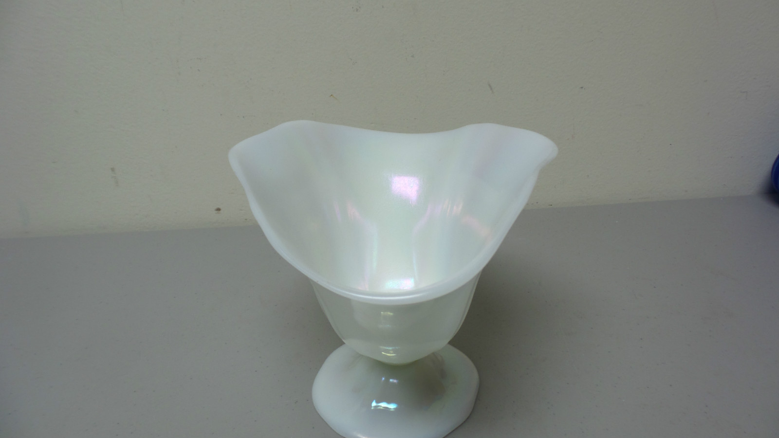 ANTIQUE CARDER ERA STEUBEN OPTIC RIBBED CALCITE FAN VASE, SHAPE 7564, c ...