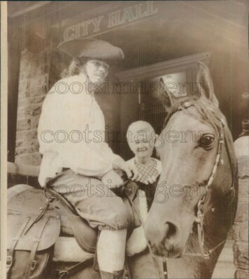 1975 Press Photo Jerry Linker on Horse Coatesville PA Mayor Frances ...
