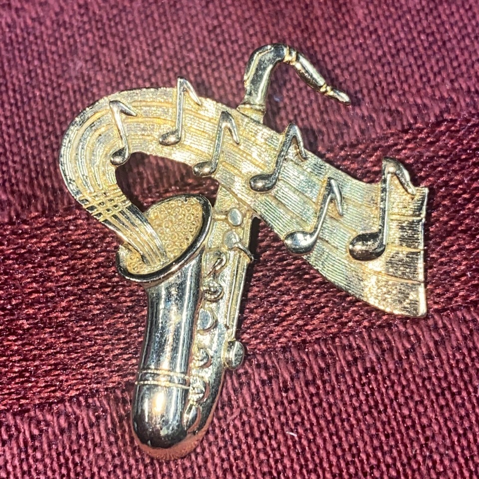 VTG SIGNED JJ JONETTE SAXOPHONE MUSIC NOTE LAPEL PIN BROOCH GOLD TONE ...