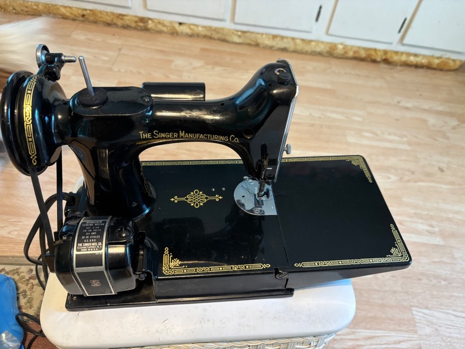 Vtg 1953 Singer Featherweight 221 Sewing Machine. Near Mint! Working ...