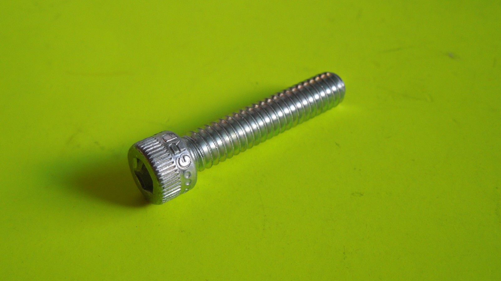 1 NOS OEM Harley Davidson 1/4-20 X 1-1/4 Knurled Socket Head GR8 Screw ...