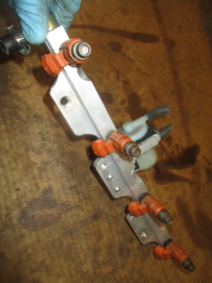 Suzuki DF115 115hp outboard fuel rail and injector set (15710-65D00) | eBay