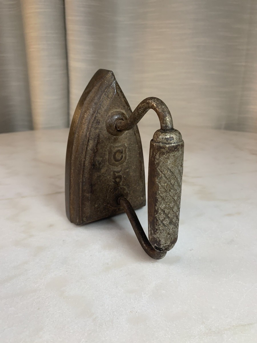 Vintage Cast Iron Irons Antique Cast Iron Sad Irons | Auction Chamber