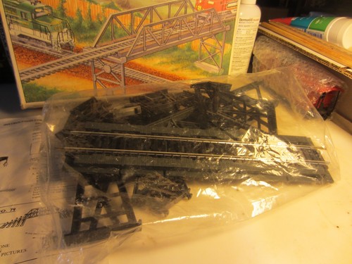 HO train accessories; MODEL POWER bridge & trestle set in original box ...