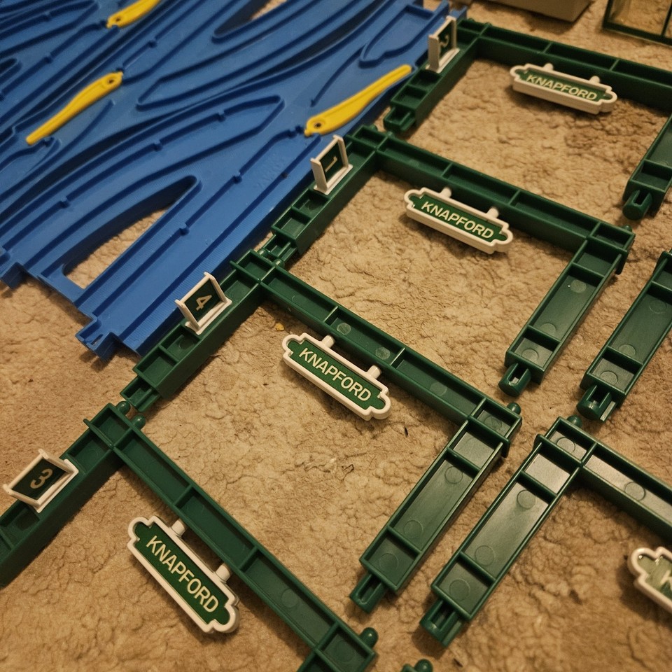 tomy trackmaster thomas the tank engine train set knapford Station ...