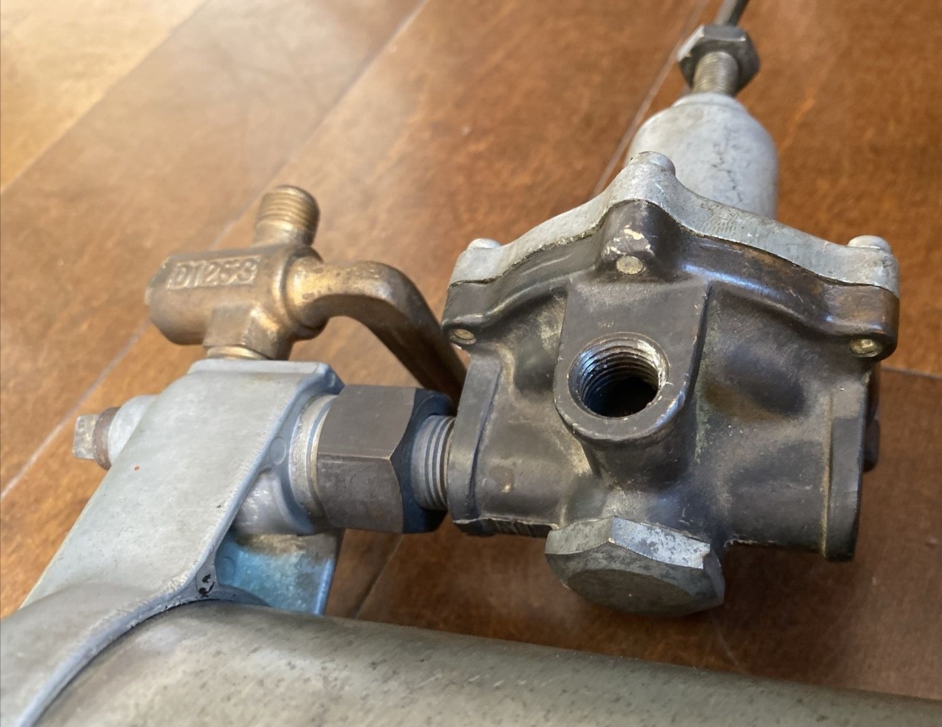 Binks Filter Regulator 1/4" Air and Fluid Ball Valve 1/4 Turn D1253 ...