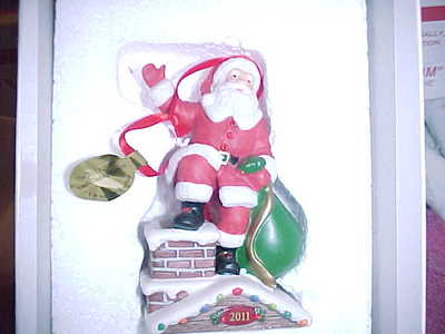 The Danbury Mint USA 4" UP ON THE ROOFTOP, 2009 ANNUAL SANTA CLAUS ...