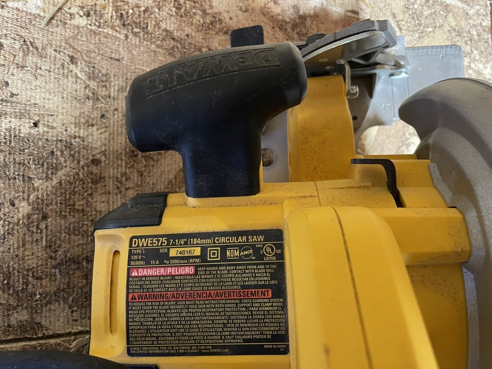 DEWALT DWE575 7-1/4 in. Lightweight Circular Saws Very Good Condition ...