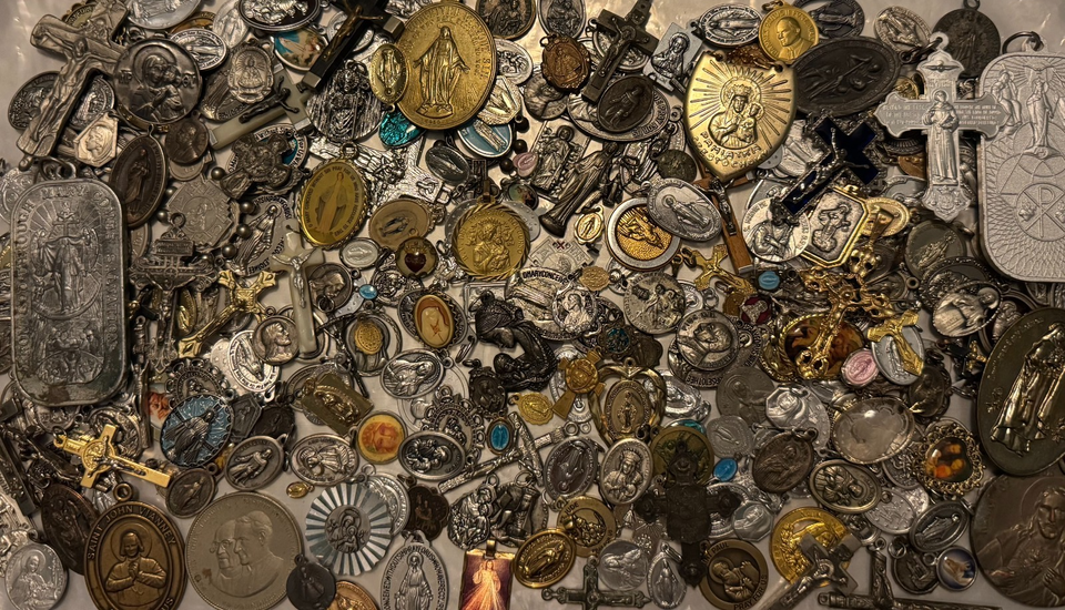 HUGE LOT OVER 19 LBS. ANTIQUE & VINTAGE CATHOLIC RELIGIOUS HOLY MEDALS ...