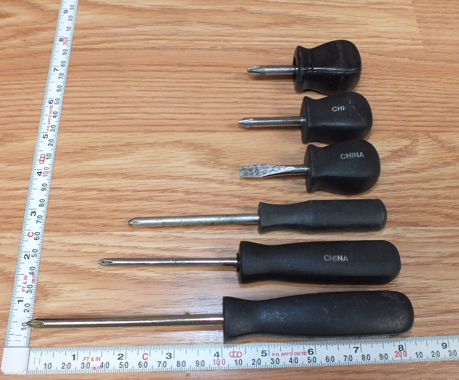 LOT OF 6: Unbranded Multi-Size Flat/Philips Head Screwdrivers w/ Black ...