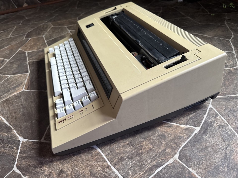 Vintage IBM Actionwriter 1 Electric Typewriter 6715-001 Made in Germany ...