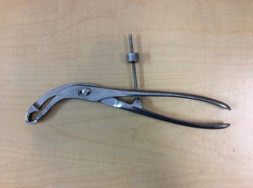 Aesculap F0171R Self Centering Forceps w/screw lock and thread fixation ...