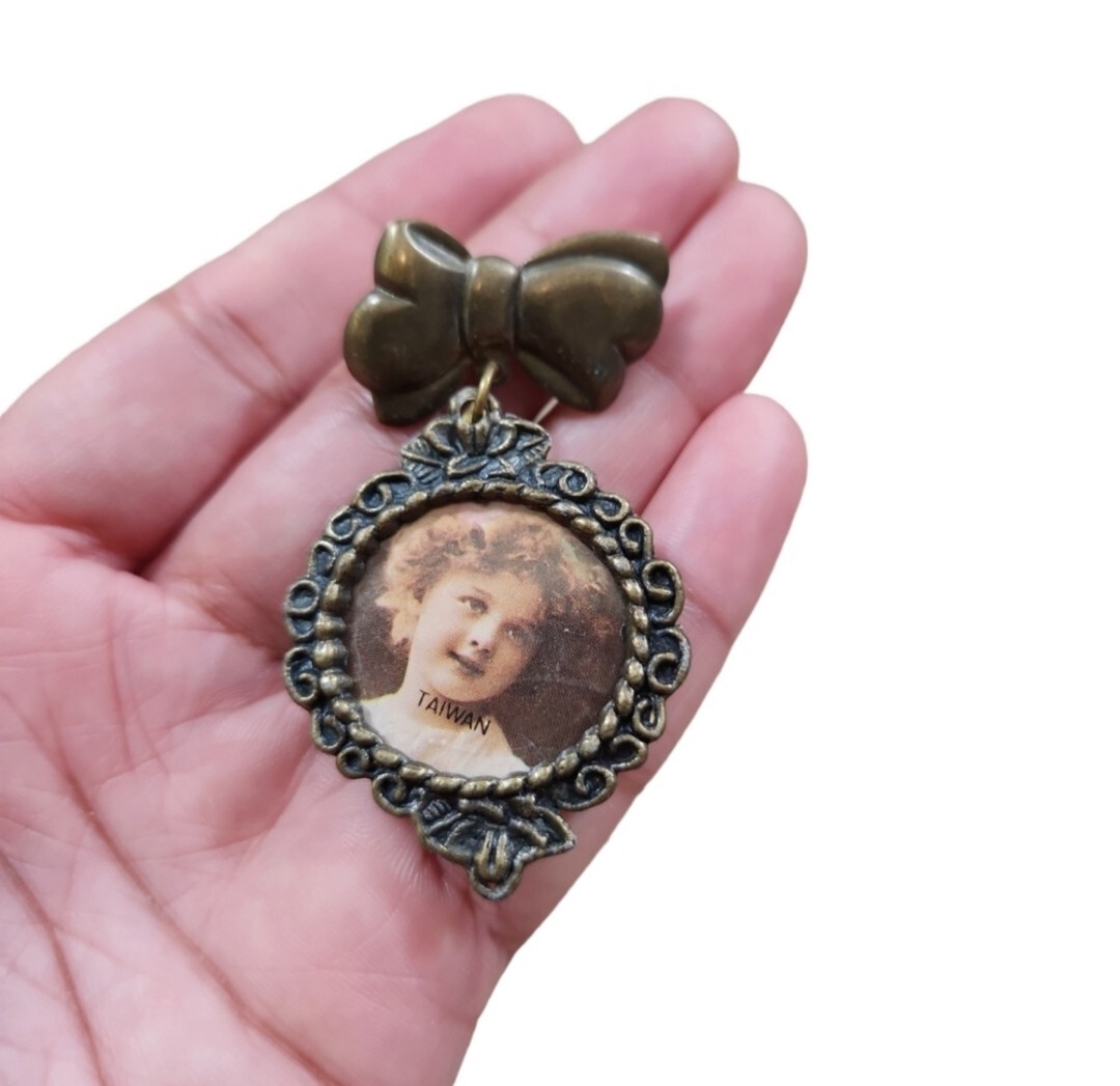 Vintage Bronze Toned Bow Round Picture Frame Pin - Gem