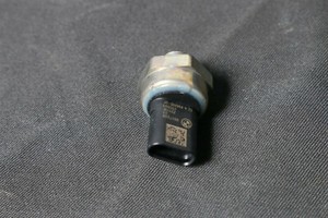 New 8647488 BMW Oil Pressure 2er F22 X1 F48 3er F30 5er F10 F11 7er G11 ...