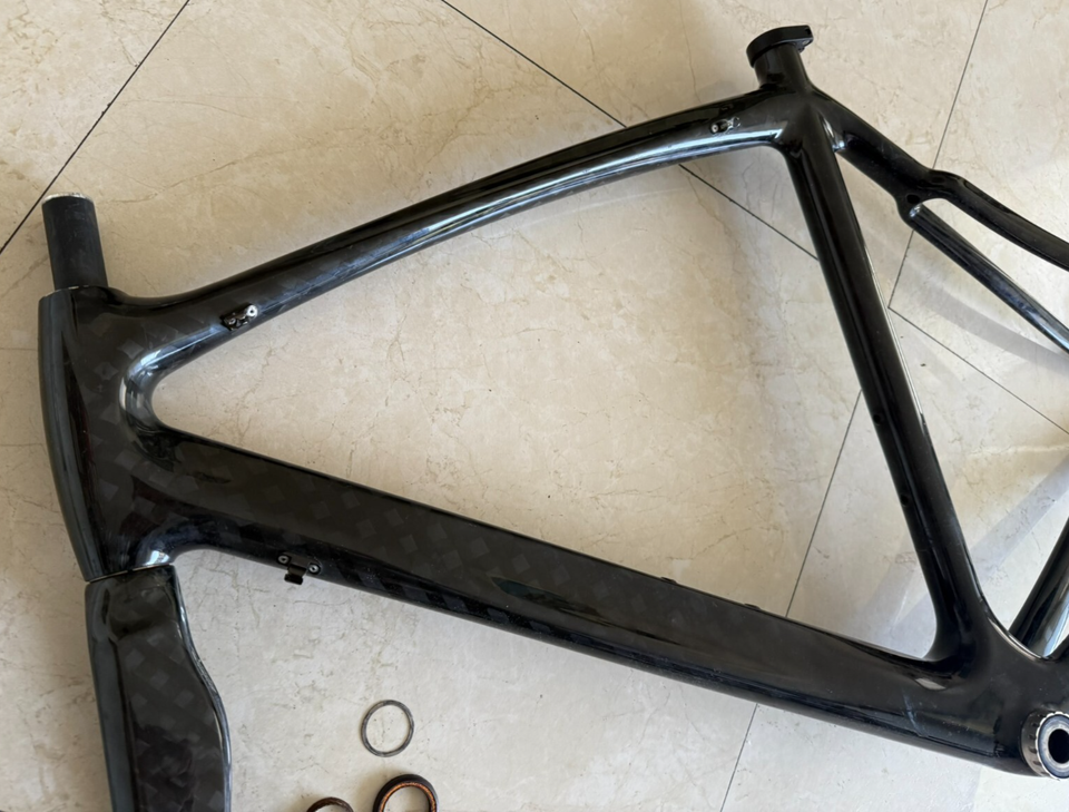 Carbon Fiber Road bike frame 56cm aero dynamic with fork, inclues ...