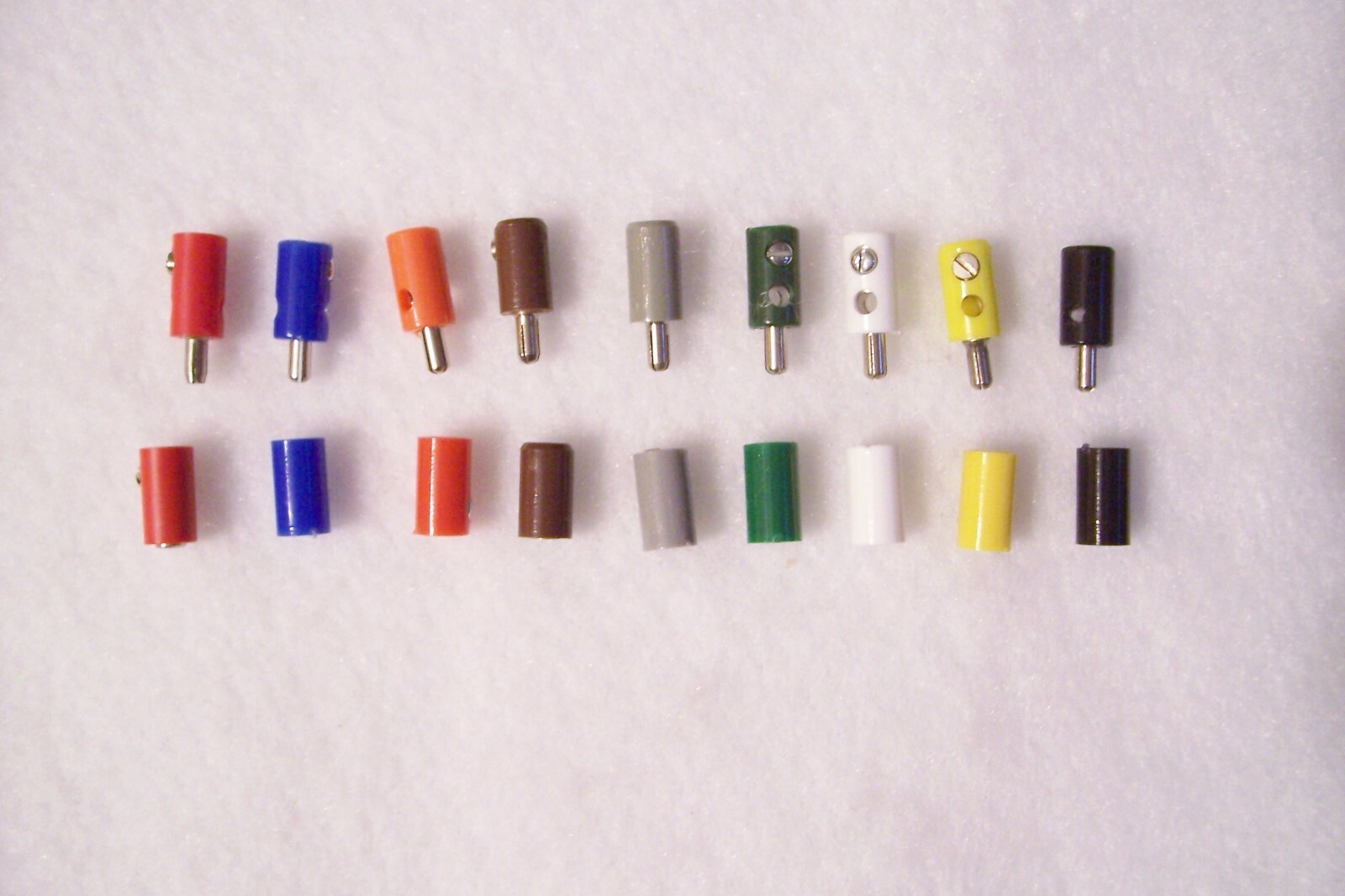 090 (M) ROUND PIN LOT OF LGB/MARKLIN HO PLUGS/ SOCKETS. 9 COLORS 1 EACH ...
