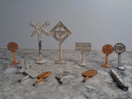 6 VINTAGE O GAUGE METAL RAILROAD + STREET SIGNS PLUS EXTRA PARTS | eBay