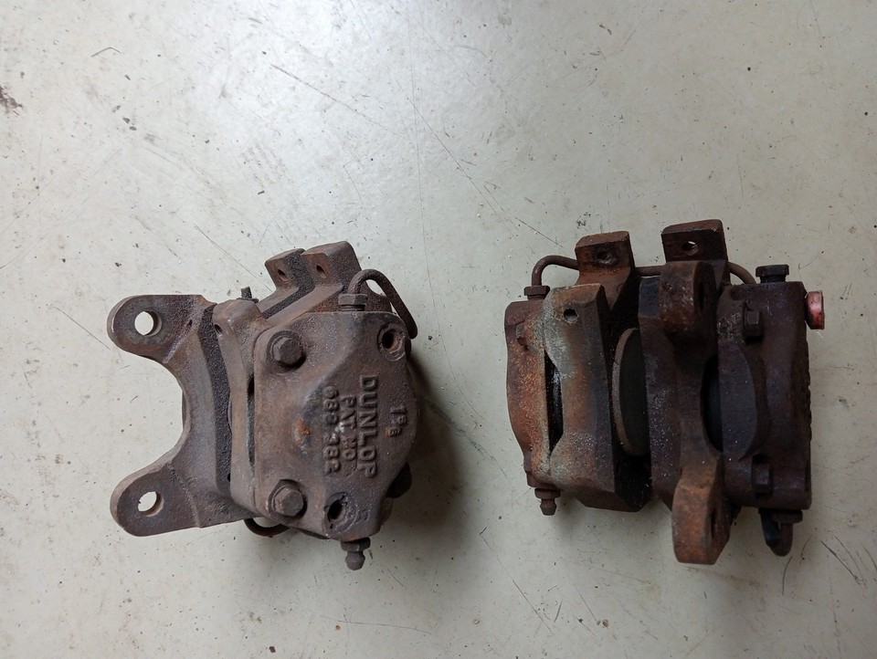 Jaguar XK 150 pair of rear brake calipers with round pads | eBay UK