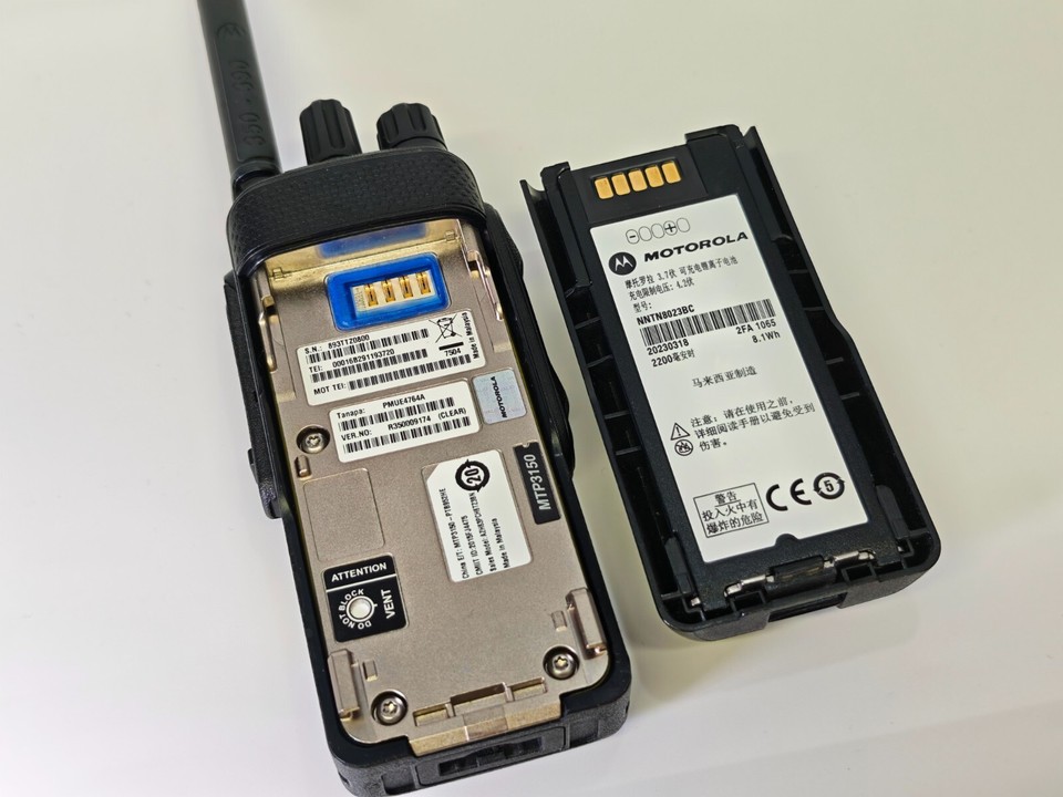 Motorola MTP3150 350-470MHz PTB952HE Tetra Radio Walkie talkies Two way ...