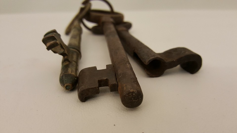ANTIQUE LARGE BRASS IRON CHURCH SKELETON KEYS SET OF 3 ON RING 7" 6" 5. ...