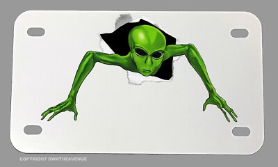 Alien Peeking 3D Effect Funny Joke Humor Motorcycle Metal License Plate ...