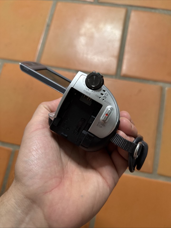 Sony Handycam DCR-SR42 Camcorder Silver 30GB HDD 2.5" LCD 2000x Digital ...