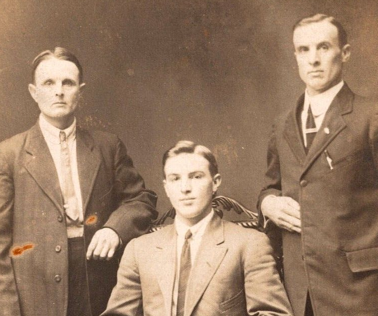 VINTAGE PICTURE PHOTO POSTCARD OLD FAMILY PHOTOGRAPH MEN SUITS COATS ...