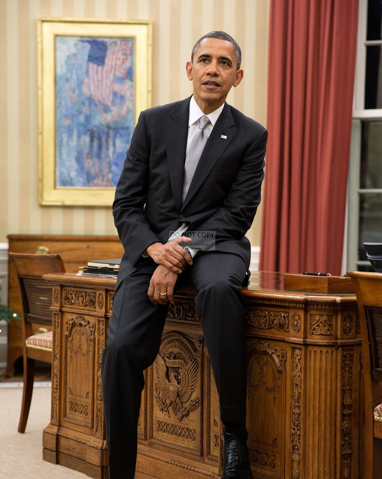 BARACK OBAMA SITS ON EDGE OF "RESOLUTE DESK" IN OVAL OFFICE 8X10 PHOTO ...