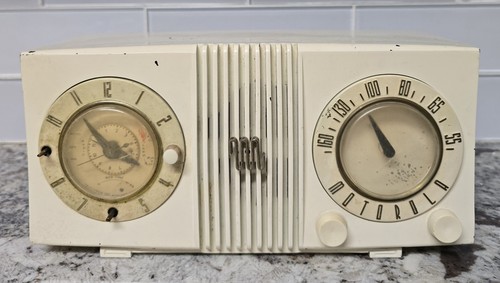 Vintage Motorola Clock Radio ︎ Model 5C in Cream ︎ Clock & Radio Work ...