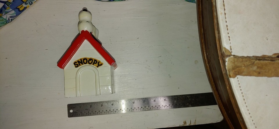 VINTAGE SNOOPY ON HIS DOGHOUSE CERAMIC COIN BANK CHARLIE BROWN PEANUTS ...