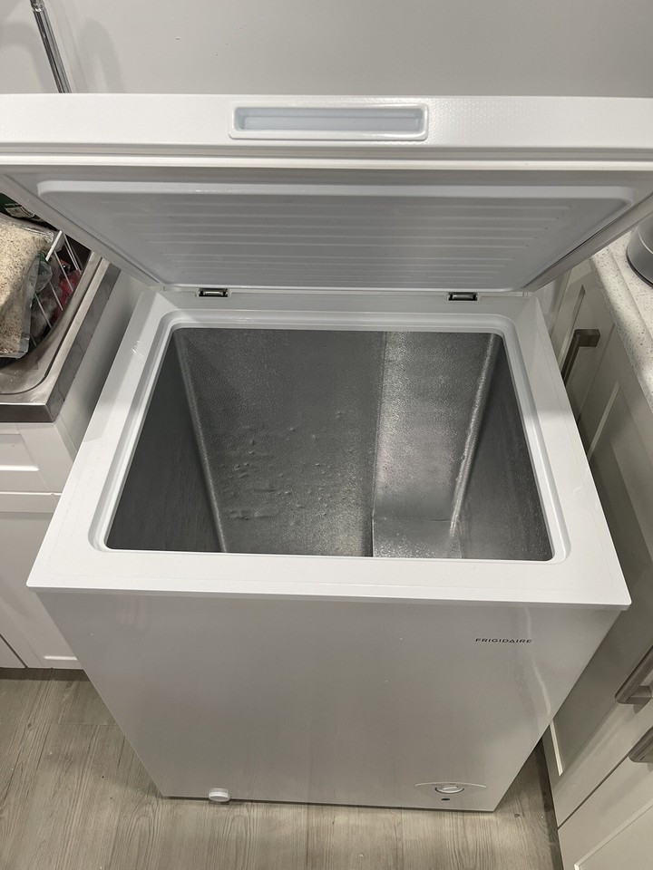 Frigidaire 4*: 25" White External Control 5 Cu. Ft. Cap Chest Freezer ...