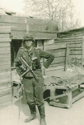 WW II German Photo -- Soldier with MP40 Machine Gun | eBay