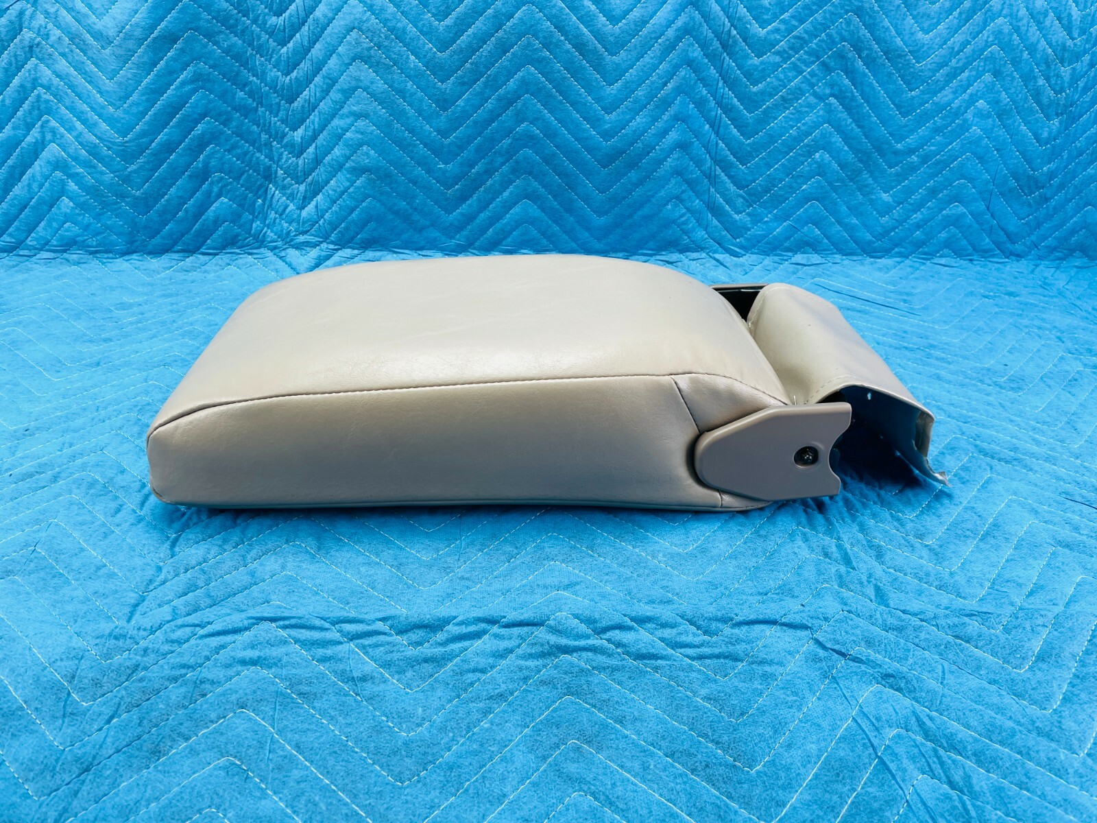 Toyota Land Cruiser 2nd Row Seat Center Armrest w/Hinge Ivory:FA41 ...