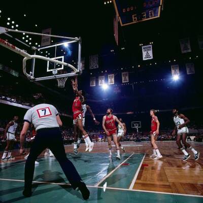Mickey Johnson Of The Chicago Bulls Shoots A Layup 1975 OLD PHOTO ...