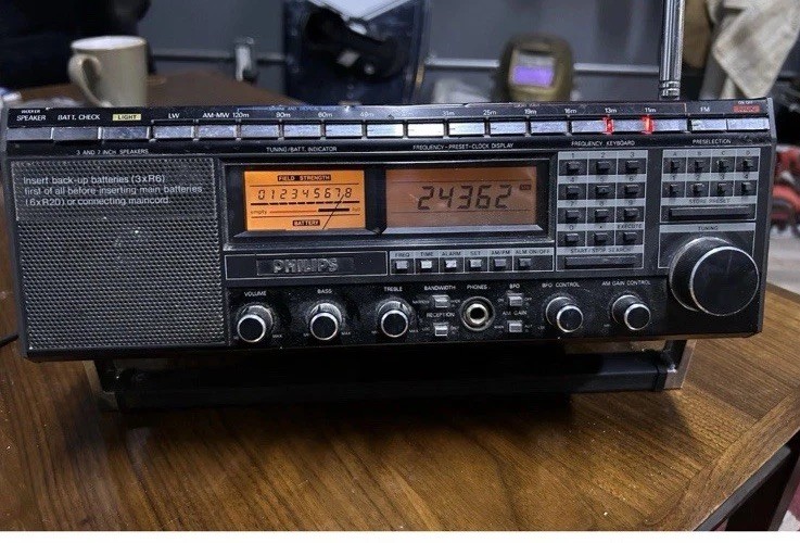 Working Philips D2999 PLL Synthesized World Receiver Shortwave Radio ...