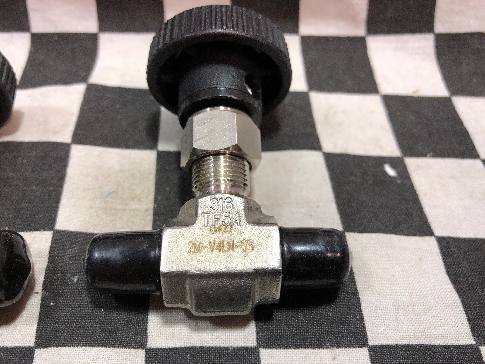 Lot Of 4 Parker VALVE, 4M-V4LN-B, 2M-V4LN-SS, 2Z(A)-MB2LPFA-SSP, 6A ...