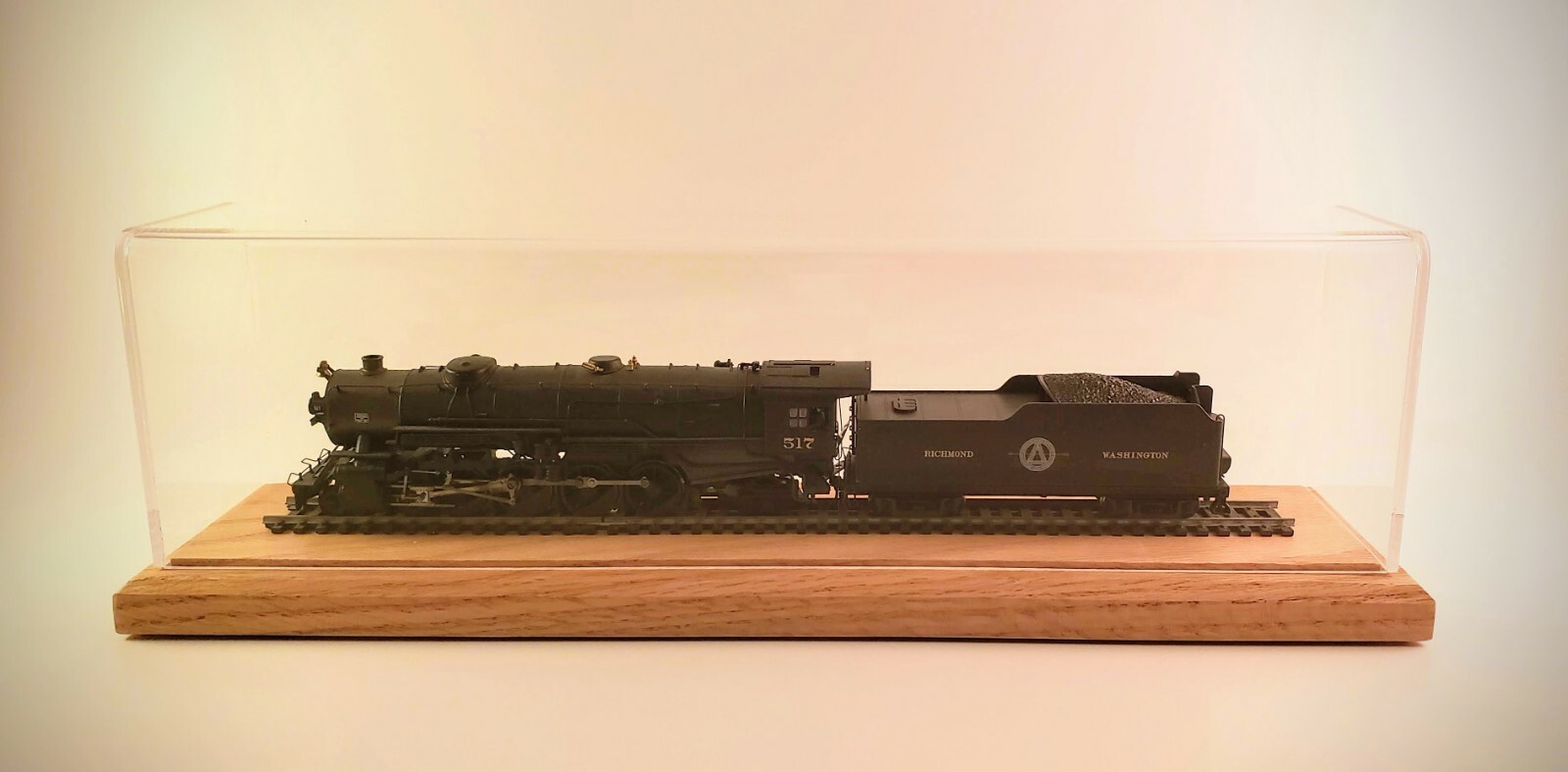 21" Long HO Scale Model Train Display Case, Oak Base | eBay