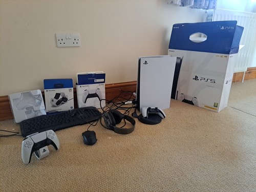 PS 5 Blue Ray, Gaming keyboard, mouse, 2 controllers, headset, charging ...