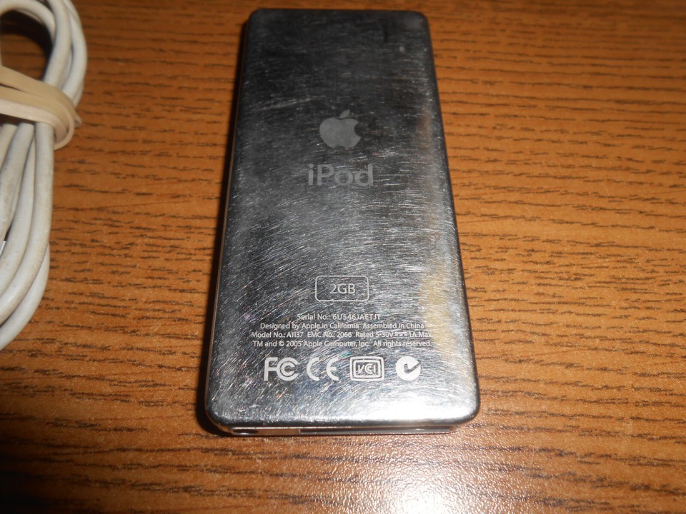 Apple iPod Nano 1st Generation A1137 (EMC 2066) 2GB Black / Silver MP3 ...