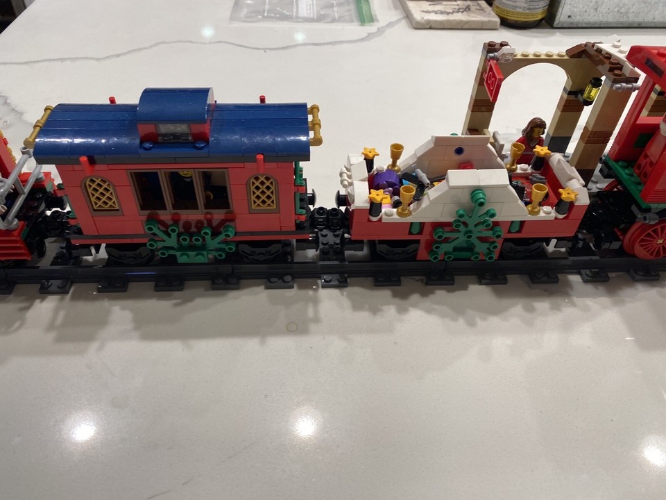 Lego Winter Holiday Train Station & Train MOC Similar to 10259 & 10254 ...