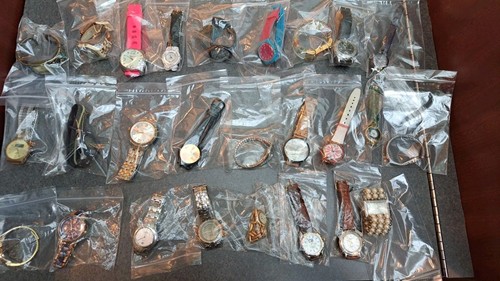 Watch MYSTERY BOX LOT! Buy Working Watches for Cheap! 200+ WATCHES IN ...