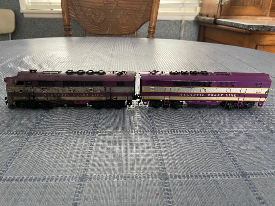 HO Atlantic Coast Line Powered Diesel Engine Locomotive w/Passenger ...