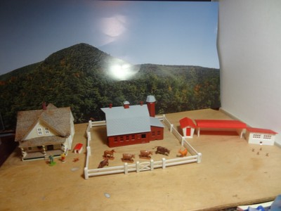 VINTAGE PLASTICVILLE HO SCALE FARM SET, HOUSE, BARN, OUTBUILDINGS ...