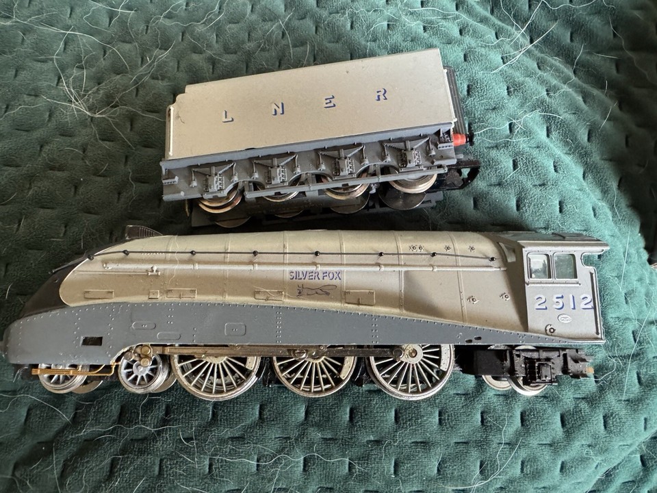 Hornby OO Gauge A4 Silver Fox 2512 LNER Grey Steam Locomotive | eBay
