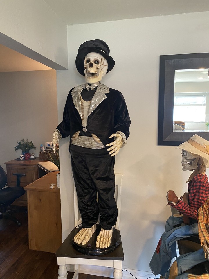 Gemmy Life Size 5’ Singing Dancing Skeleton Animatronic -working no ...