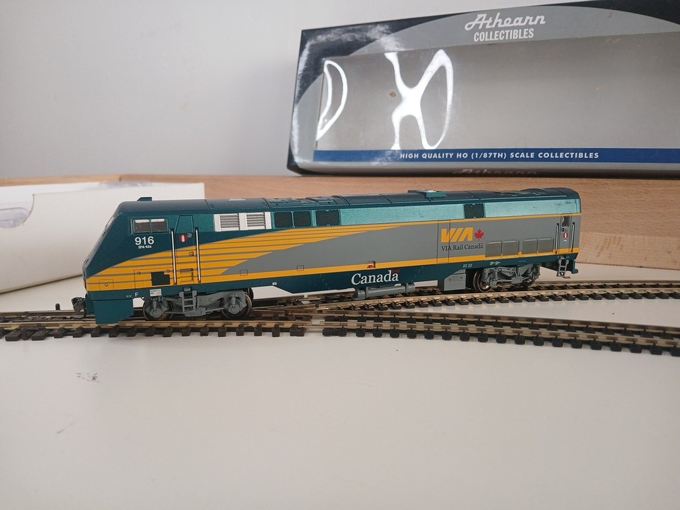 HO Scale ***VIA RAIL CANADA*** P-42 Locomotive #916 - Athearn 99429 w ...