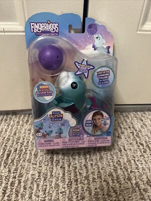 NEW Fingerlings Baby Dolphin "Aqua" Magic Motion Light Up Fin Kisses ...