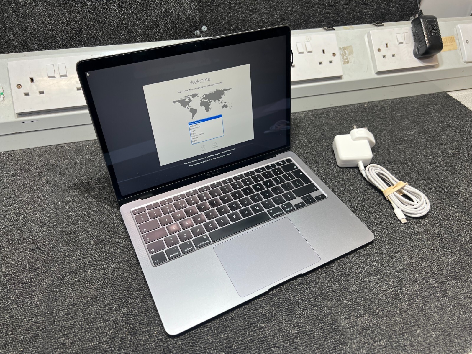 Apple MacBook Air 13", Intel Core i3, 1.1GHz, 2020, 256GB SSD, 8GB RAM ...