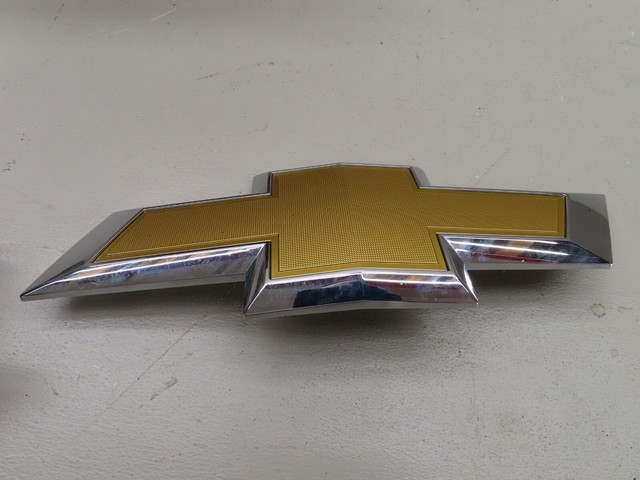 Chevrolet Suburban Tahoe 15-20 Front Grille Emblem Bowtie 84690310 for ...