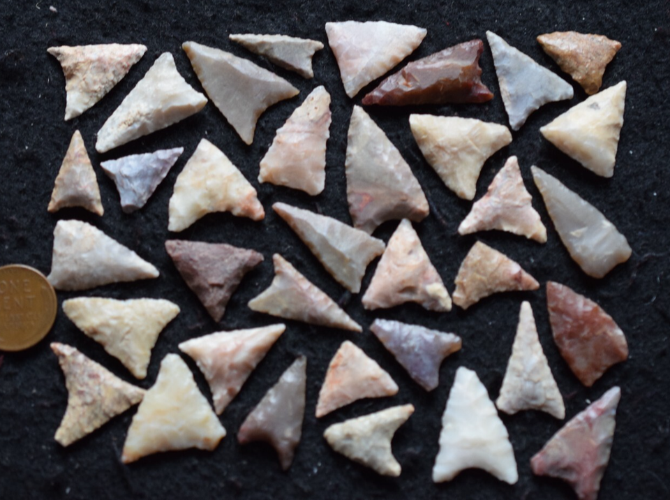 35 common Sahara Neolithic TRIANGULAR projectile points/tools some with ...